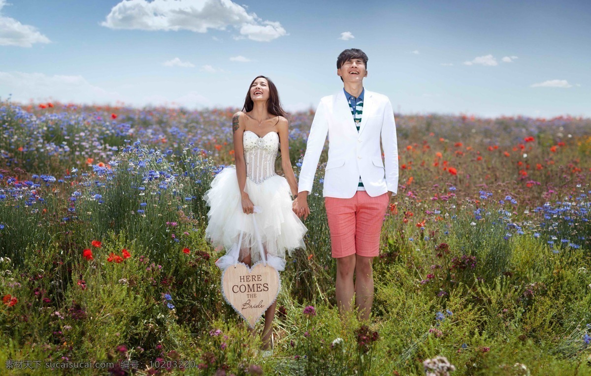 鲜花草地上手牵手的夫妻素材图片下载-素材编号10203220-素材天下图库